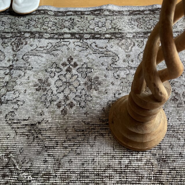 123×204 グレイオーバーダイ フローラルボタニカル トルコヴィンテージラグ | iichi 日々の暮らしを心地よくするハンドメイドやアンティークのマーケットプレイス