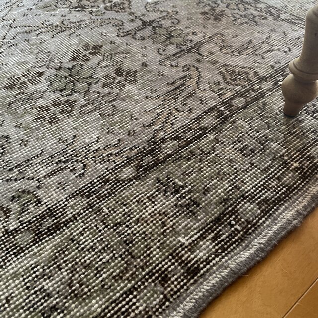 123×204 グレイオーバーダイ フローラルボタニカル トルコヴィンテージラグ | iichi 日々の暮らしを心地よくするハンドメイドやアンティークのマーケットプレイス