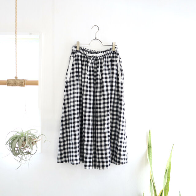 リネン100% チェックギャザースカート (black gingham) | iichi 日々の暮らしを心地よくするハンドメイドやアンティークのマーケットプレイス