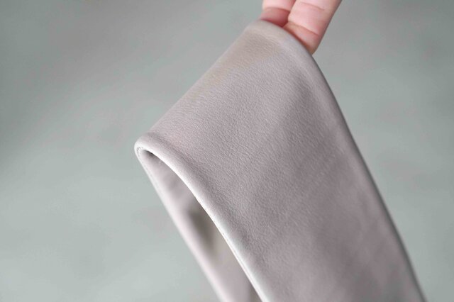 シルキータッチしっとりレザー⁂軽く柔らかい袋タイプ・LUA(LA003)＃ペールトープ⁂ | iichi 日々の暮らしを心地よくするハンドメイドやアンティークのマーケットプレイス