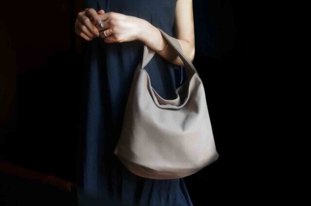 シルキータッチしっとりレザー⁂軽く柔らかい袋タイプ・LUA(LA003)＃ペールトープ⁂ | iichi 日々の暮らしを心地よくするハンドメイドやアンティークのマーケットプレイス