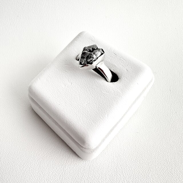 meteorite/隕石リング⑦-18号 | iichi 日々の暮らしを心地よくするハンドメイドやアンティークのマーケットプレイス