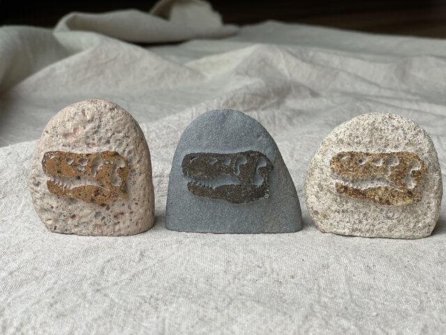 trex stone carving(側面) | iichi 日々の暮らしを心地よくするハンドメイドやアンティークのマーケットプレイス