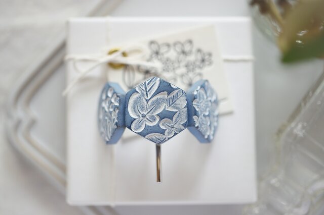 陶土の草花ポニーフック : : : 1291 | iichi 日々の暮らしを心地よくするハンドメイドやアンティークのマーケットプレイス