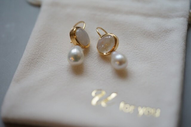【colors】18kgp レインボームーンストーン×パールピアス | iichi 日々の暮らしを心地よくするハンドメイドやアンティークのマーケットプレイス