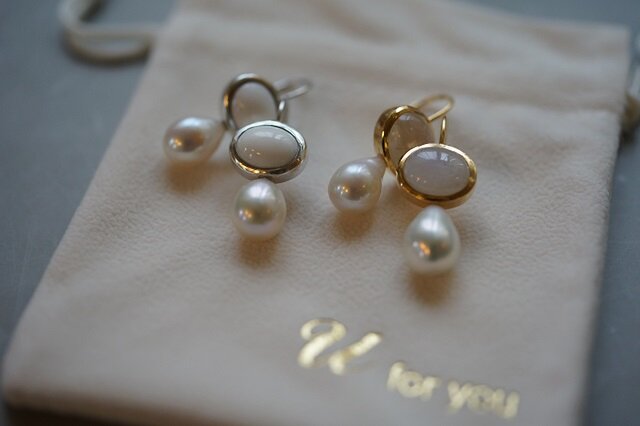 【colors】silver925 ホワイトオニキス×パールピアス | iichi 日々の暮らしを心地よくするハンドメイドやアンティークのマーケットプレイス