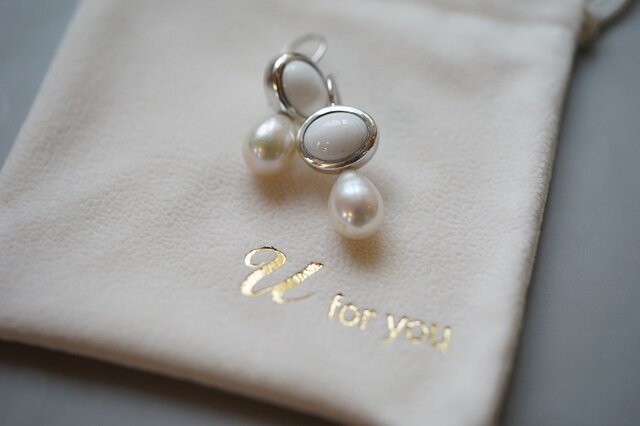 【colors】silver925 ホワイトオニキス×パールピアス | iichi 日々の暮らしを心地よくするハンドメイドやアンティークのマーケットプレイス