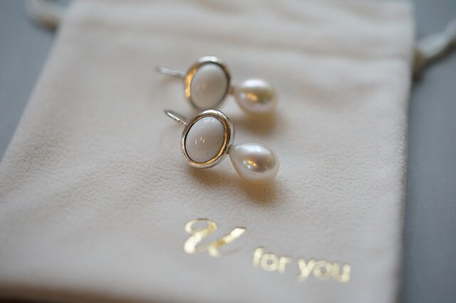 【colors】silver925 ホワイトオニキス×パールピアス | iichi 日々の暮らしを心地よくするハンドメイドやアンティークのマーケットプレイス