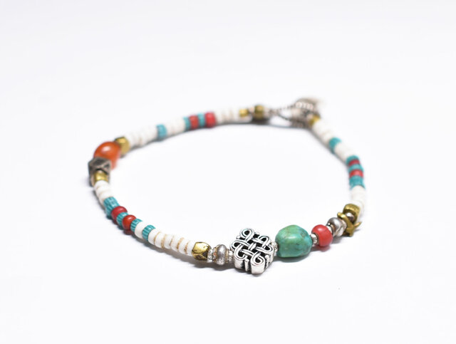 エンドレスノットとoldチベタンターコイズ、ミゾーラムカーネリアン、トゥアレグビーズ、ヴェネチアアンティークビーズのブレス | iichi 日々の暮らしを心地よくするハンドメイドやアンティーク ...