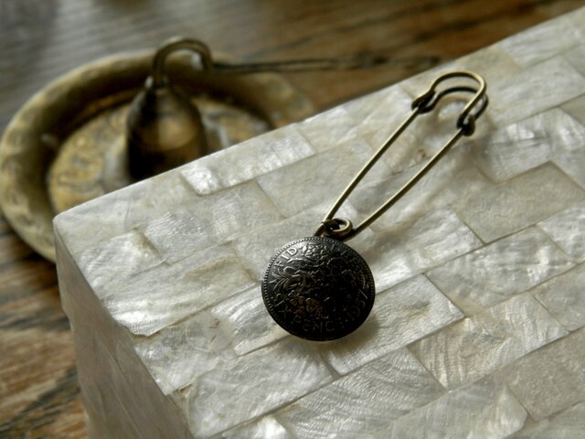 ＃B32s UK Coin Brooch(swing type) | iichi 日々の暮らしを心地よくするハンドメイドやアンティークのマーケットプレイス
