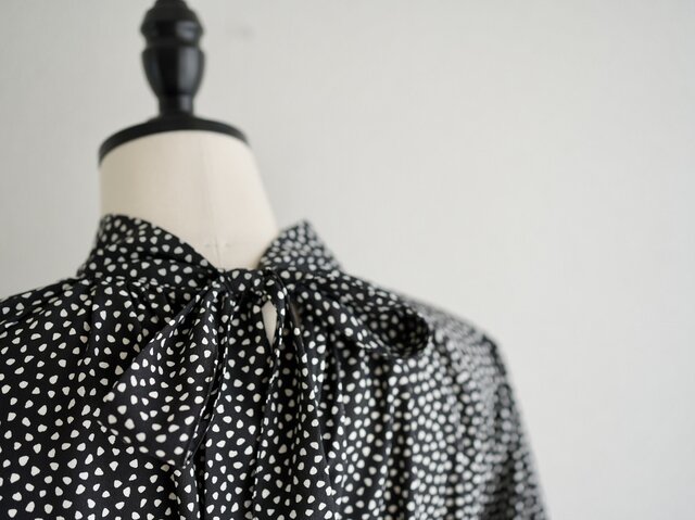 ちょっとレトロ ️ハイネックのうしろリボンワンピ No.295 | iichi 日々の暮らしを心地よくするハンドメイドやアンティークのマーケットプレイス