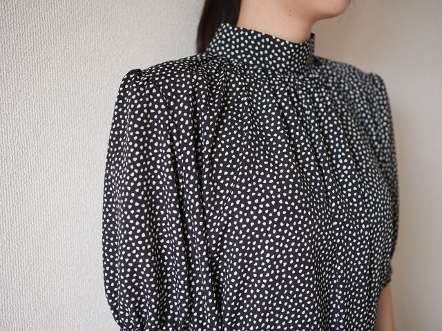 ちょっとレトロ ️ハイネックのうしろリボンワンピ No.295 | iichi 日々の暮らしを心地よくするハンドメイドやアンティークのマーケットプレイス