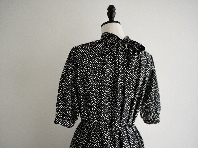 ちょっとレトロ ️ハイネックのうしろリボンワンピ No.295 | iichi 日々の暮らしを心地よくするハンドメイドやアンティークのマーケットプレイス