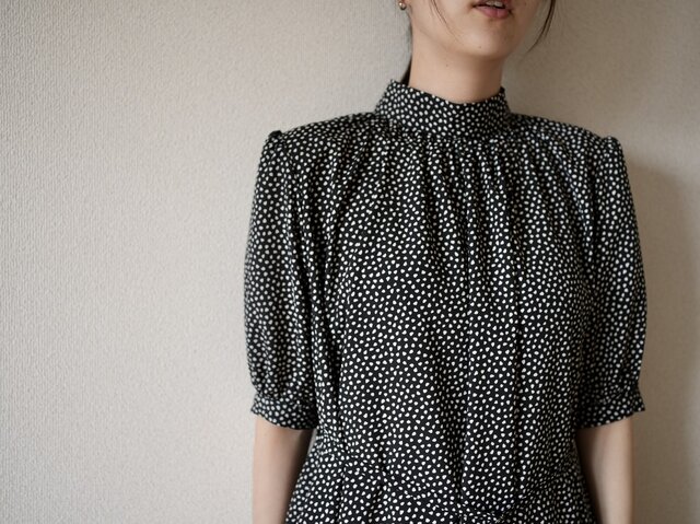 ちょっとレトロ ️ハイネックのうしろリボンワンピ No.295 | iichi 日々の暮らしを心地よくするハンドメイドやアンティークのマーケットプレイス