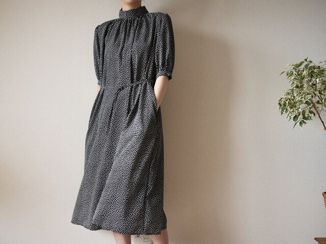 ちょっとレトロ ️ハイネックのうしろリボンワンピ No.295 | iichi 日々の暮らしを心地よくするハンドメイドやアンティークのマーケットプレイス