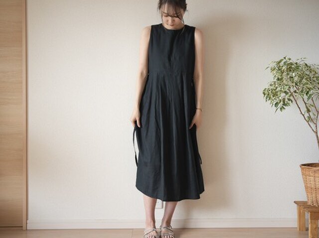 コットンリネンのサマーワンピース・黒 No.302 | iichi 日々の暮らしを心地よくするハンドメイドやアンティークのマーケットプレイス