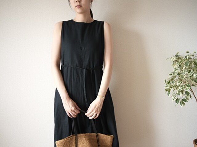 コットンリネンのサマーワンピース・黒 No.302 | iichi 日々の暮らしを心地よくするハンドメイドやアンティークのマーケットプレイス