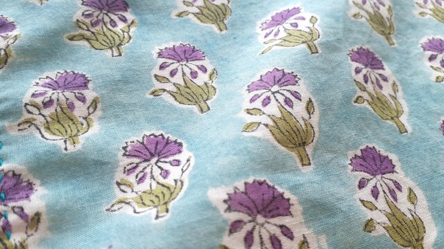 インド綿バンダナ ブロックプリント エメラルドグリーン むらさきの花 ＜花柄＞ | iichi 日々の暮らしを心地よくするハンドメイドやアンティークのマーケットプレイス