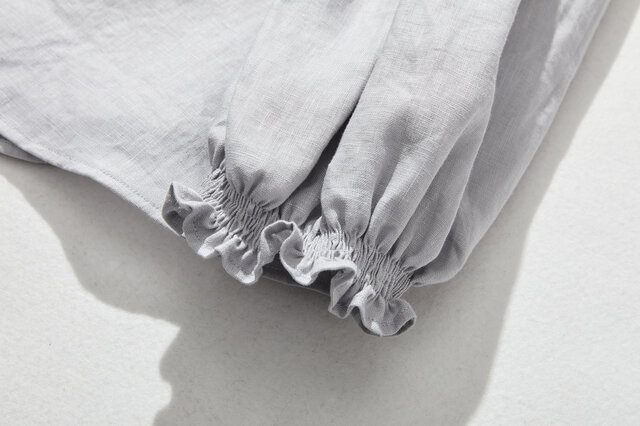 大人の抜け感と可愛さ叶える リネンブラウス リネン100％ ライトグレー 240408-2 | iichi 日々の暮らしを心地よくするハンドメイドやアンティークのマーケットプレイス