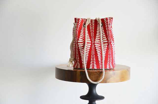 新作！DUTEL ジャガードリーフポシェットマリンバッグ レッド 2wayでコーデをお楽しみいただるバッグ 母の日にも | iichi 日々の暮らしを心地よくするハンドメイドやアンティークの ...