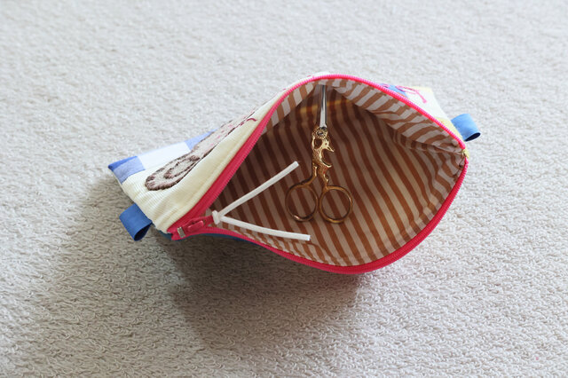 ぺたんこファスナーポーチ coffeetime 再販ピンク2-2 | iichi 日々の暮らしを心地よくするハンドメイドやアンティークのマーケットプレイス