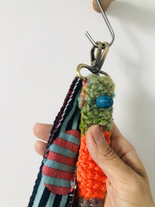strap 手編みのストラップ ウール 布製 毛糸 肩掛けストラップ スローファッション ハンドメイド 1994 | iichi 日々の暮らしを心地よくするハンドメイドやアンティークの ...