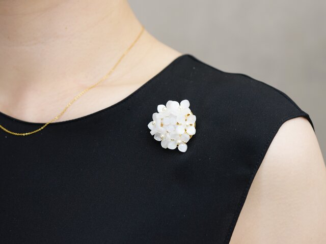 【ブローチ】ガクアジサイ（額紫陽花） ホワイト | iichi 日々の暮らしを心地よくするハンドメイドやアンティークのマーケットプレイス
