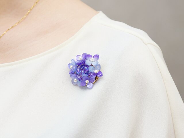 【ブローチ】ガクアジサイ（額紫陽花） パープル系 | iichi 日々の暮らしを心地よくするハンドメイドやアンティークのマーケットプレイス