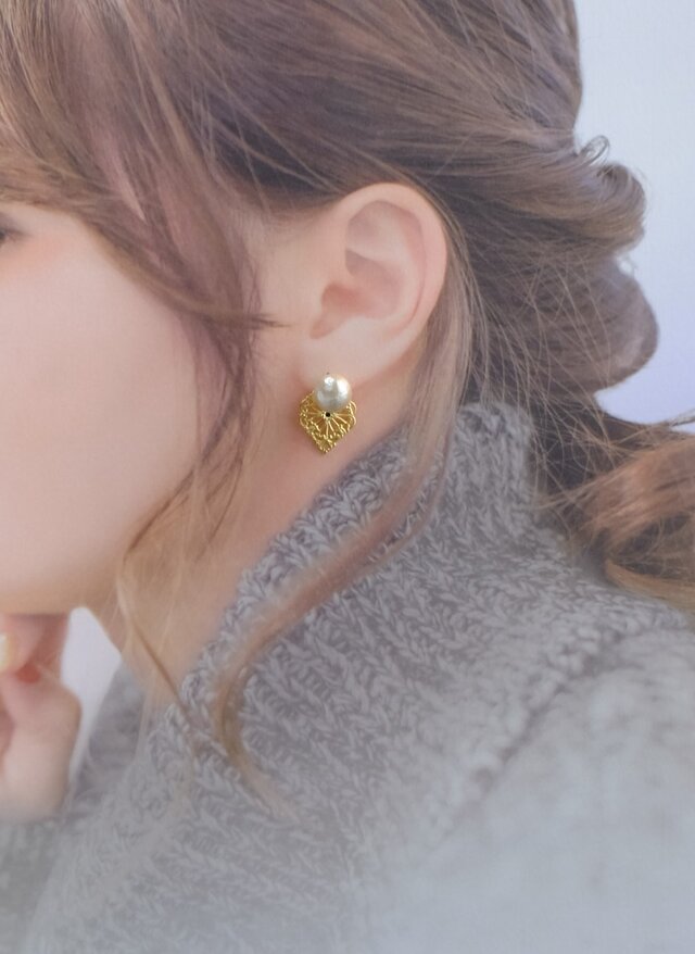 SALE【2way】コットンパールと透かしパーツのチタンポストピアス | iichi 日々の暮らしを心地よくするハンドメイドやアンティークのマーケットプレイス