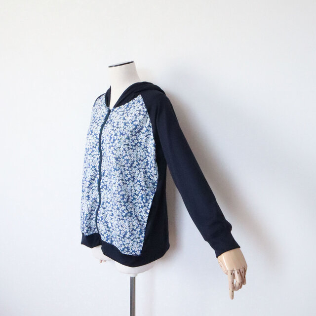 リバティ ペタルウィッシュとネイビーのジップパーカー | iichi 日々の暮らしを心地よくするハンドメイドやアンティークのマーケットプレイス