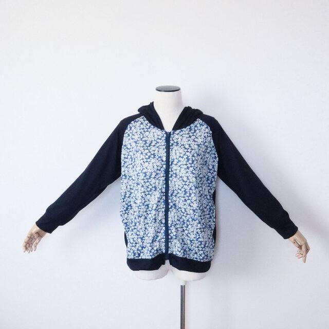 リバティ ペタルウィッシュとネイビーのジップパーカー | iichi 日々の暮らしを心地よくするハンドメイドやアンティークのマーケットプレイス