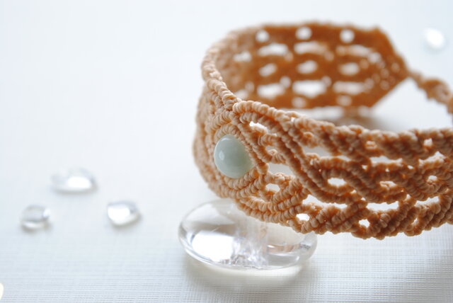 マクラメブレスレット*ヒスイ8㎜ | iichi 日々の暮らしを心地よくするハンドメイドやアンティークのマーケットプレイス