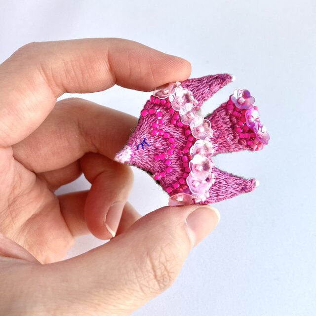 "pink pink pink" 花鳥 刺繍鳥ブローチ | iichi 日々の暮らしを心地よくするハンドメイドやアンティークのマーケットプレイス
