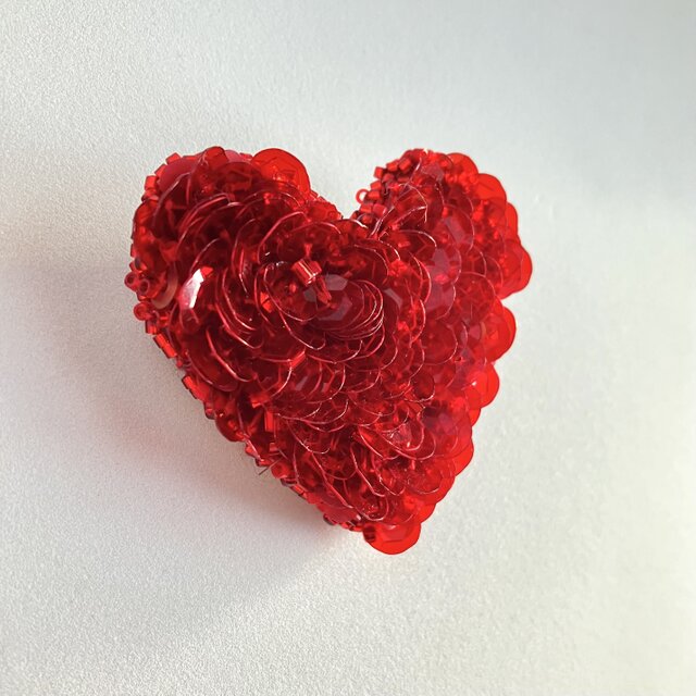 "cute kirari heart "キュートなきらりハート スパンコール刺繍ブローチ | iichi 日々の暮らしを心地よくするハンドメイドやアンティークのマーケットプレイス