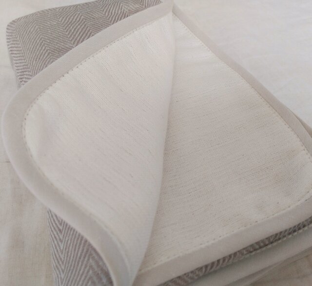 ヘリボーン柄やわらか6重ガーゼのブランケット *72x112cm* | iichi 日々の暮らしを心地よくするハンドメイドやアンティークのマーケットプレイス