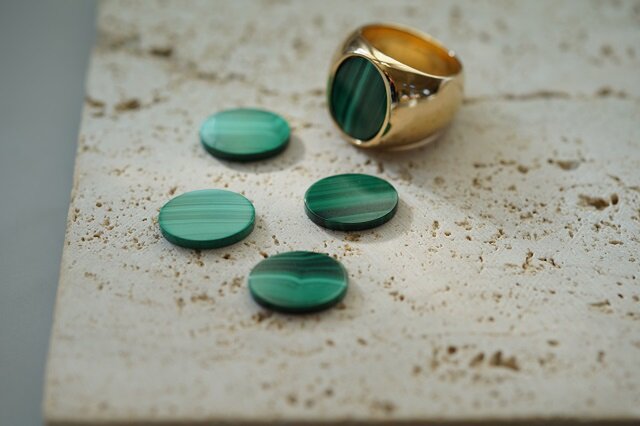 ＜受注オーダー＞colors ( 18kgp malachite ring) | iichi 日々の暮らしを心地よくするハンドメイドやアンティークのマーケットプレイス