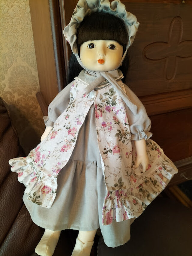 ドール背丈45cm位用 淡いグレードレスと淡い花柄エプロンとボネのセット | iichi 日々の暮らしを心地よくするハンドメイドやアンティークのマーケットプレイス