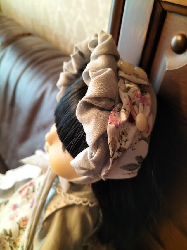 ドール背丈45cm位用 淡いグレードレスと淡い花柄エプロンとボネのセット | iichi 日々の暮らしを心地よくするハンドメイドやアンティークのマーケットプレイス