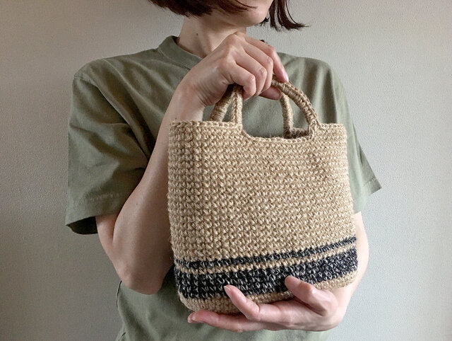麻ひもバッグ mini Black Line | iichi 日々の暮らしを心地よくするハンドメイドやアンティークのマーケットプレイス