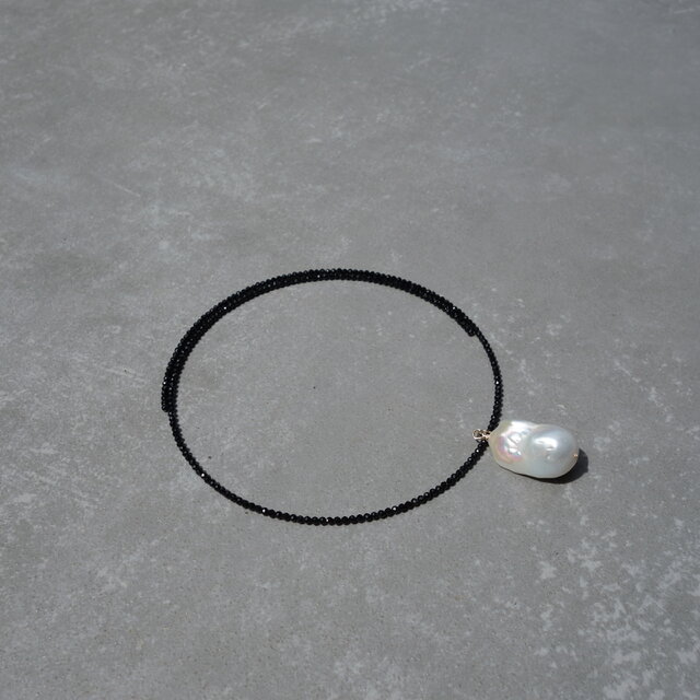 オイスターバロックパールとブラックスピネルのチョーカーネックレス | iichi 日々の暮らしを心地よくするハンドメイドやアンティークのマーケットプレイス