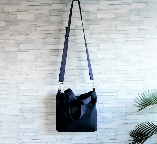 【手刺繍】ジンベイザメとぷくぷく泡 帆布のミニトートバッグ ネイビー コットン 手提げ ランチバッグ Sサイズ | iichi 日々の暮らしを心地よくするハンドメイドやアンティークのマーケットプレイス