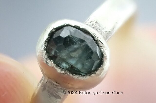 【銀の一線が見えるトルマリン】アフガニスタン産 ディープブルー シルバーシーン・トルマリン・シルバーリング【銀の銛】 | iichi 日々の暮らしを心地よくするハンドメイドやアンティークの ...