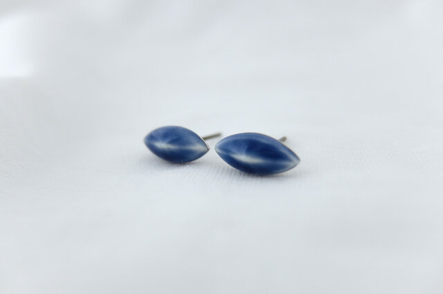 ピアス bourgeon blue | iichi 日々の暮らしを心地よくするハンドメイドやアンティークのマーケットプレイス