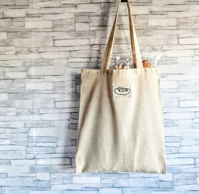 手刺繍の黒パンのワッペン ショルダーバッグ トートバッグ 2way ベージュ Ⅿサイズ A4サイズ収納可能 | iichi 日々の暮らしを心地よくするハンドメイドやアンティークのマーケットプレイス