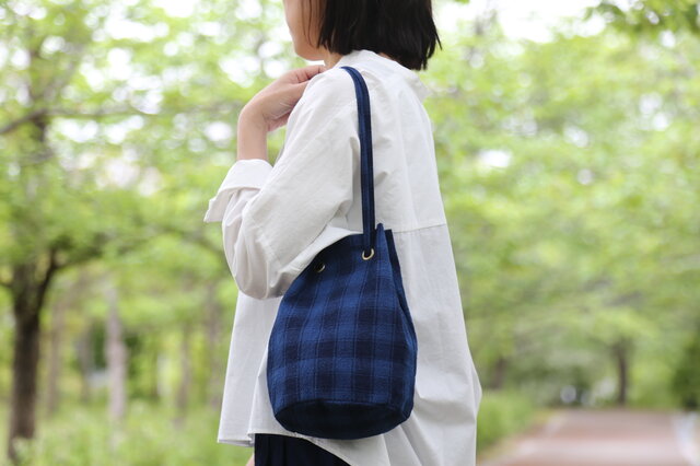 育つ藍染 丸きんちゃくバッグ（藍染格子柄） | iichi 日々の暮らしを心地よくするハンドメイドやアンティークのマーケットプレイス