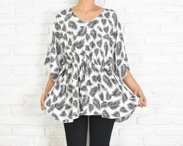 爽やかなヤシの葉柄バタフライスリーブトップス 体型カバーにも | iichi 日々の暮らしを心地よくするハンドメイドやアンティークのマーケットプレイス