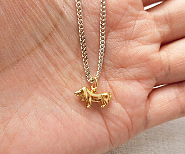 ミニ・ダックスフンド・ペンダント／シルバー製・金仕上げ *BSチェーン付 | iichi 日々の暮らしを心地よくするハンドメイドやアンティークのマーケットプレイス