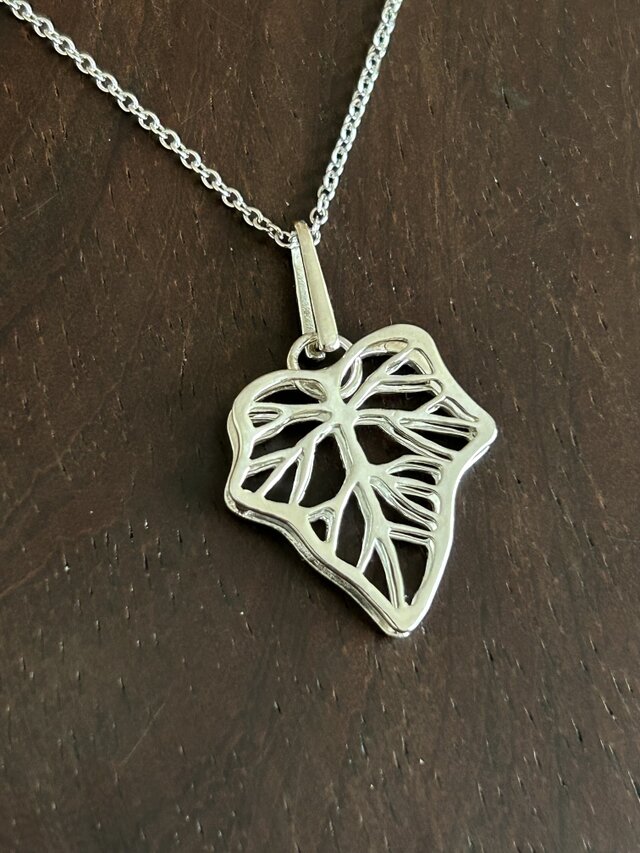 蔦の葉 シルバーペンダント(シルバー小豆46㎝チェーン調節金具付 | iichi 日々の暮らしを心地よくするハンドメイドやアンティークのマーケットプレイス