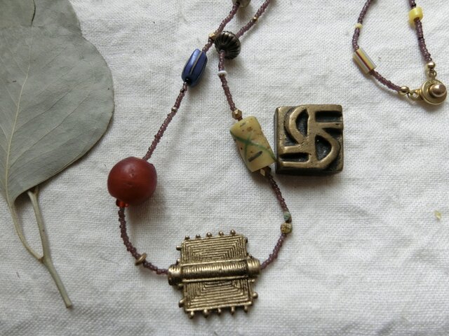 ＊期間限定＊RIN＋NEネックレス。@アフリカの真鍮ビーズ＋ベネチアやボヘミアの古いビーズ＋アジアのシルバーやメタルのビーズなど | iichi 日々の暮らしを心地よくするハンドメイドや ...