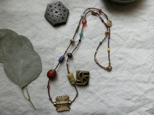 ＊期間限定＊RIN＋NEネックレス。@アフリカの真鍮ビーズ＋ベネチアやボヘミアの古いビーズ＋アジアのシルバーやメタルのビーズなど | iichi 日々の暮らしを心地よくするハンドメイドや ...